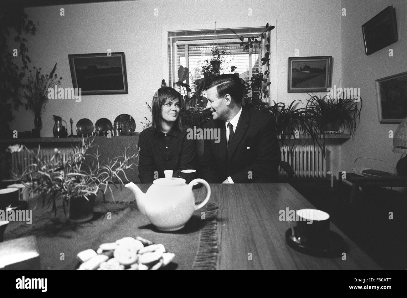 Helmut Schmidt (SPD) in a private conversation with his daughter on 10 ...