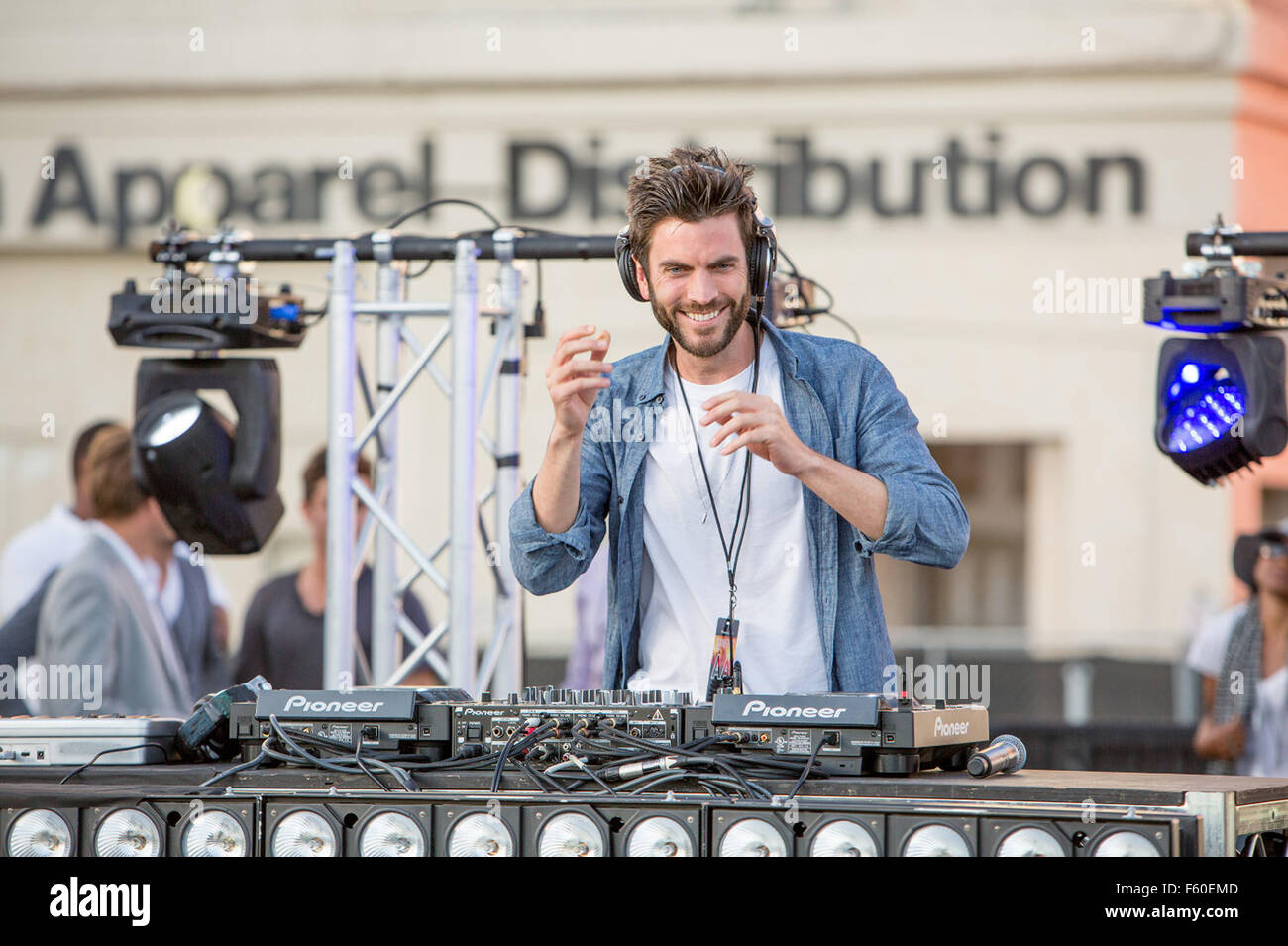 WE ARE YOUR FRIENDS (2015) WES BENTLEY MAX JOSEPH (DIR) MOVIESTORE ...