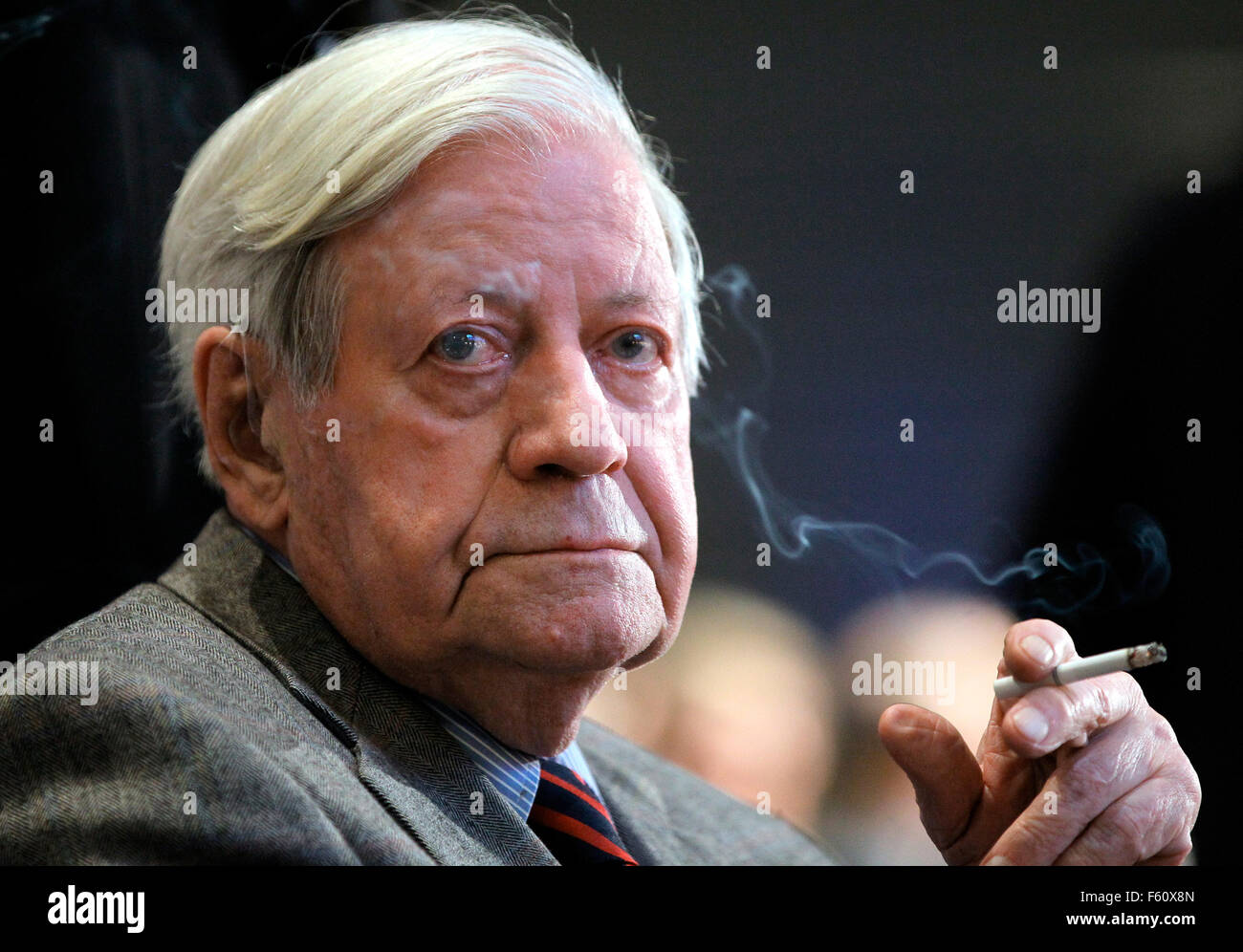 German chancellor helmut schmidt cigarette hi-res stock photography and ...