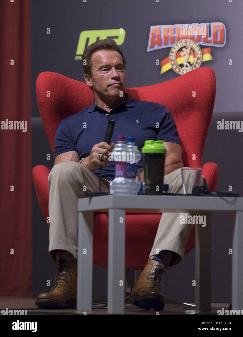 Arnold Schwarzenegger meets fans and talks with competitors while ...