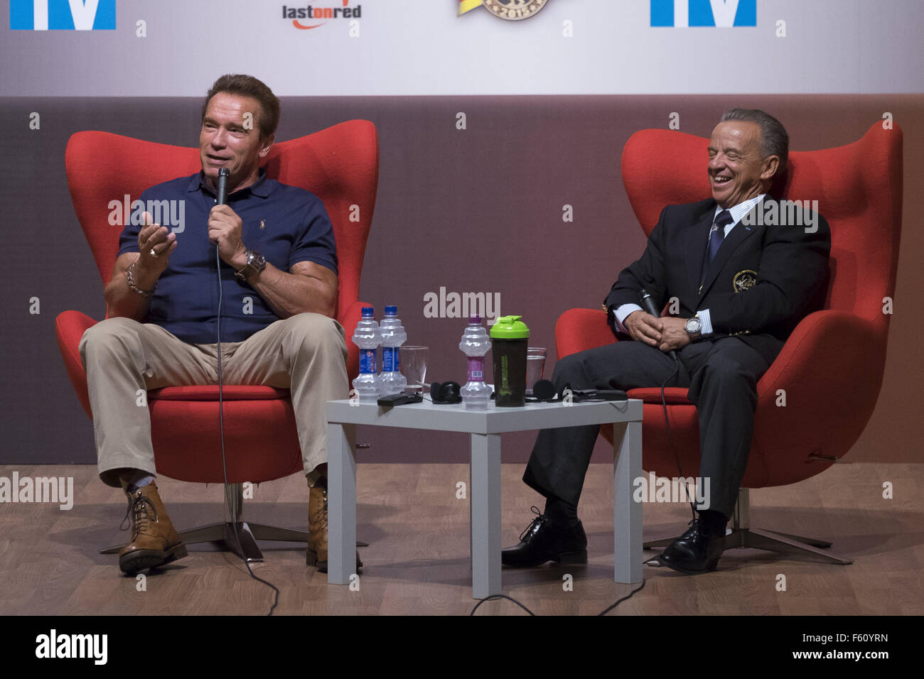 Arnold Schwarzenegger meets fans and talks with competitors while ...