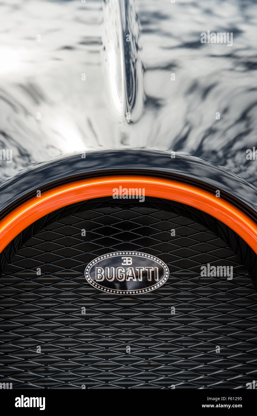 Bugatti Veyron grill Stock Photo - Alamy