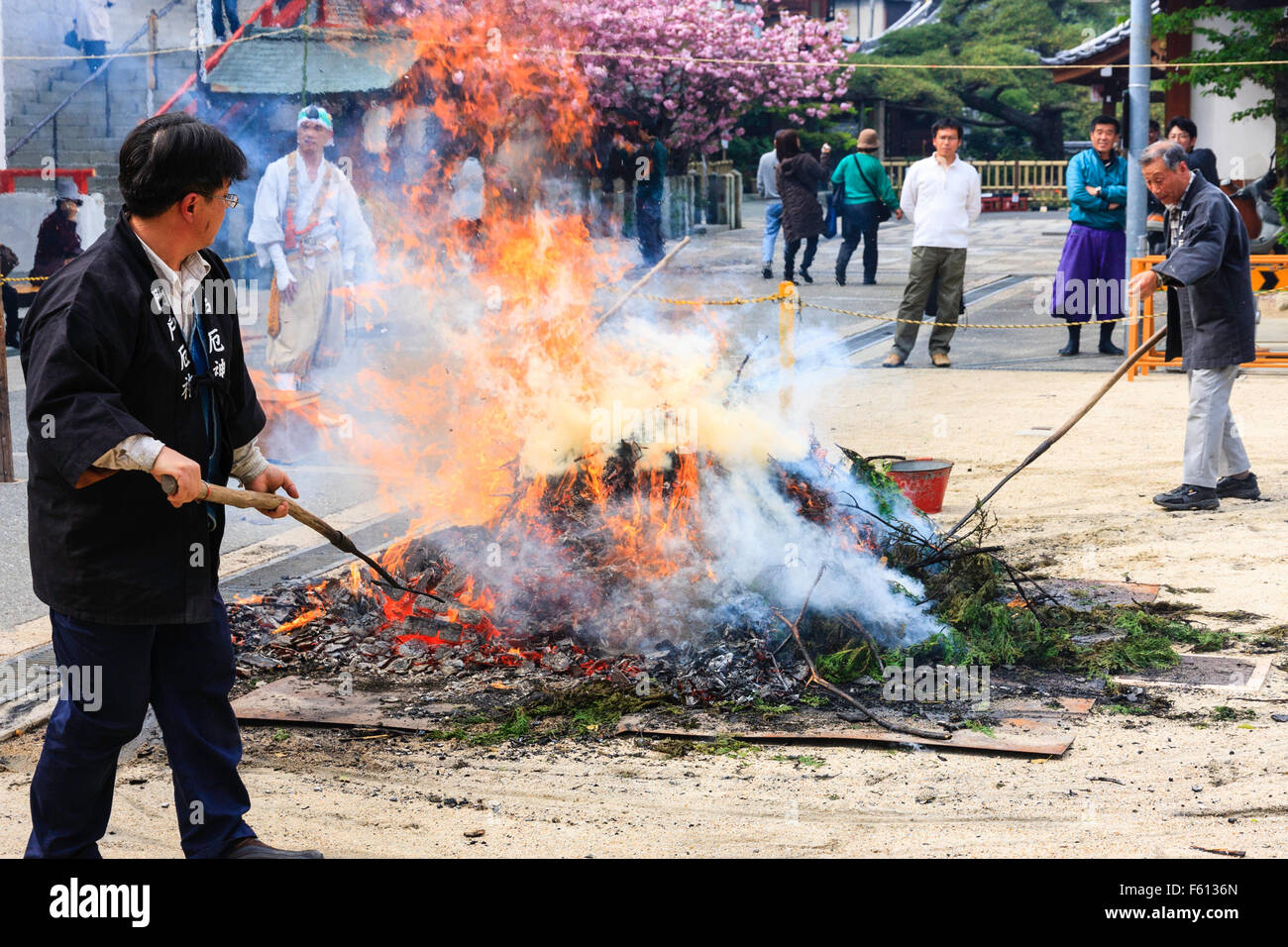 Japan, Nishinomiya, Mondo Yakuji temple. A Japanese priest, wearing a ...