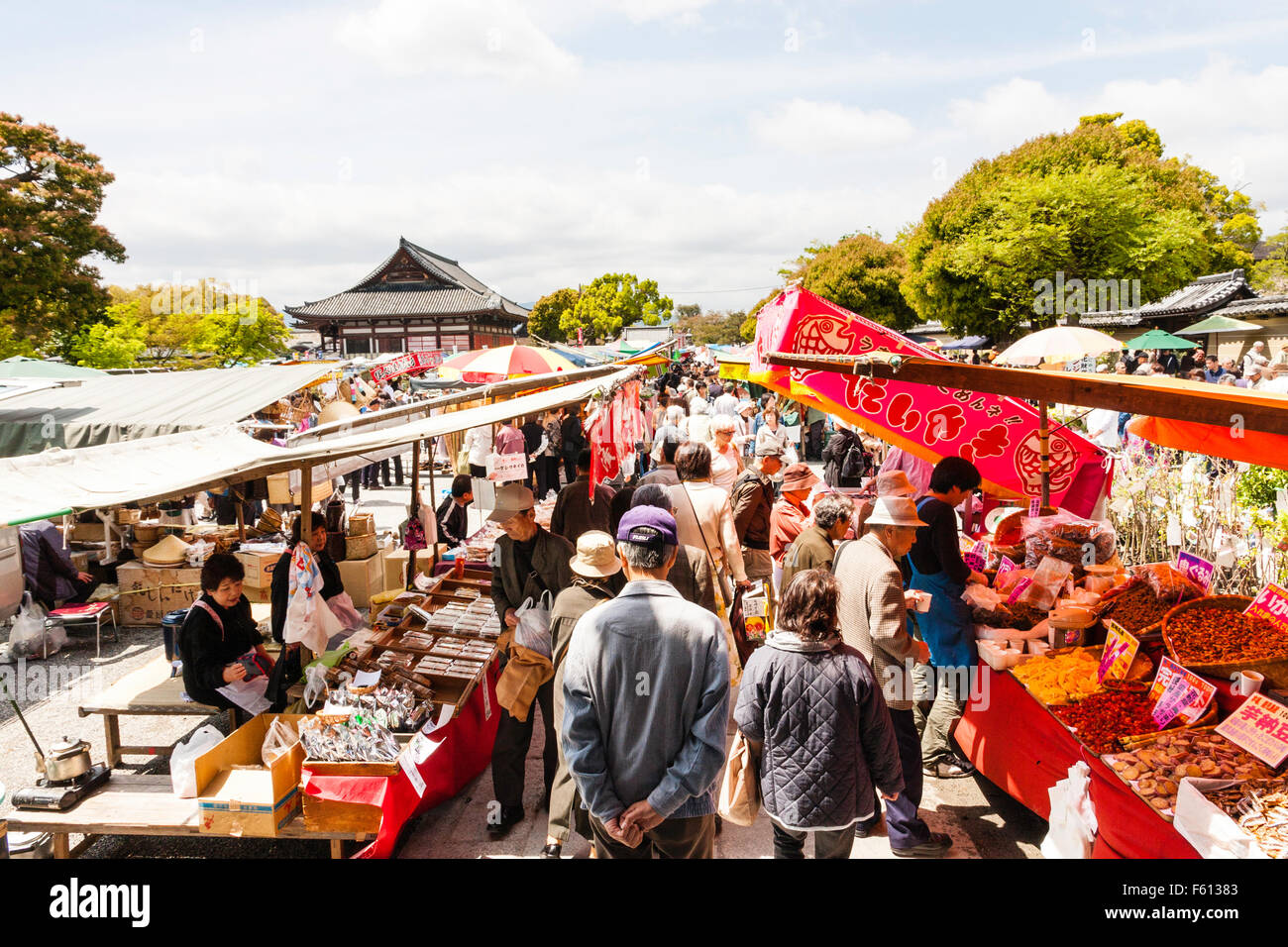 Behind the market stalls High Resolution Stock Photography and Images ...
