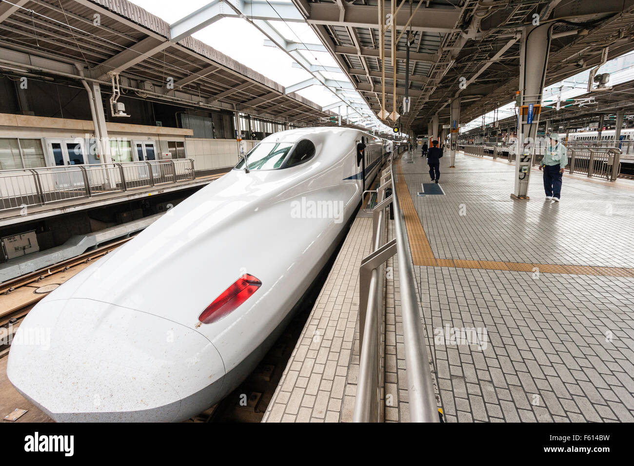 N700 series Shinkansen, bullet train, at platform at Shin-Osaka station Stock Photo - Alamy