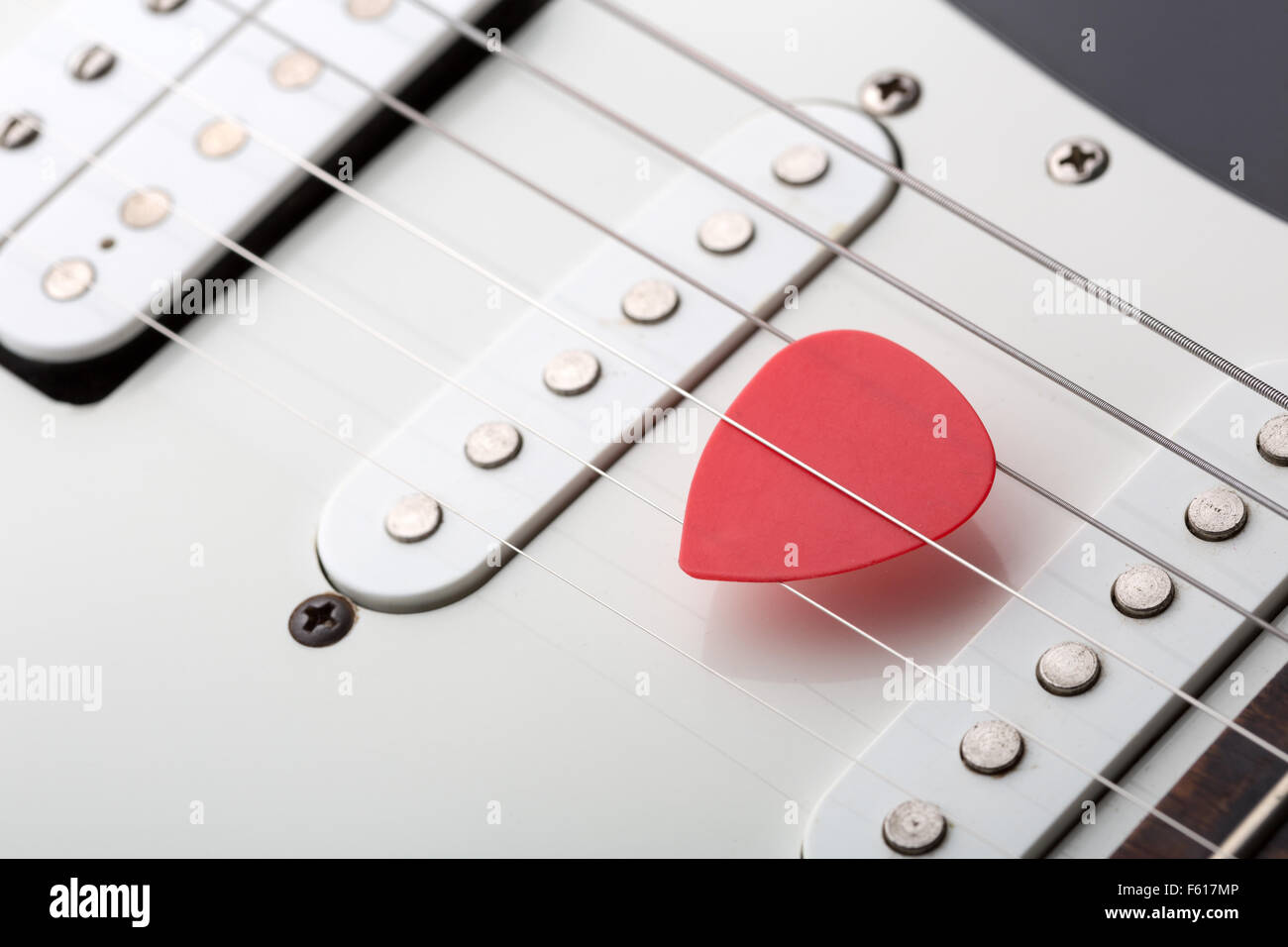 Red strings hi-res stock photography and images - Alamy