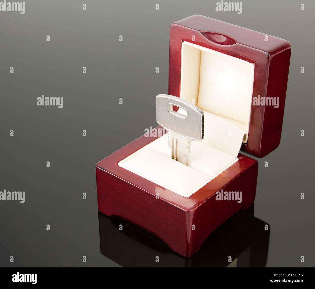 Jewel gift box hi-res stock photography and images - Alamy