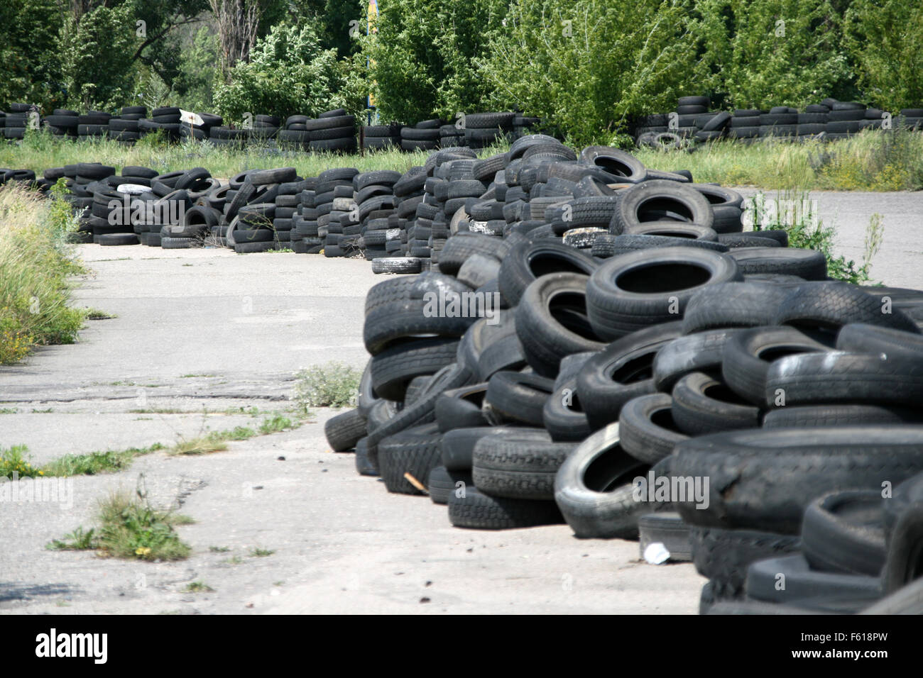 Rows of old used tires Stock Photo - Alamy