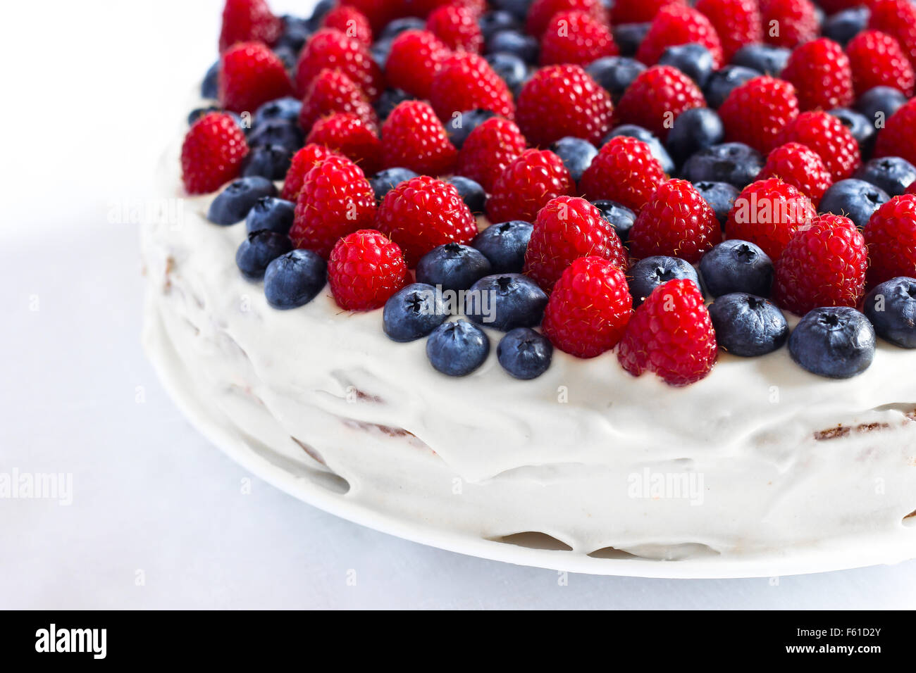Raspberry and blueberry cake hi-res stock photography and images - Alamy