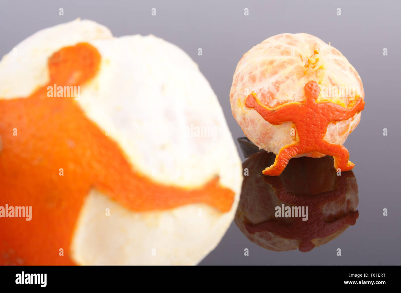 A strong men of peel holding big orange and mandarin Stock Photo - Alamy