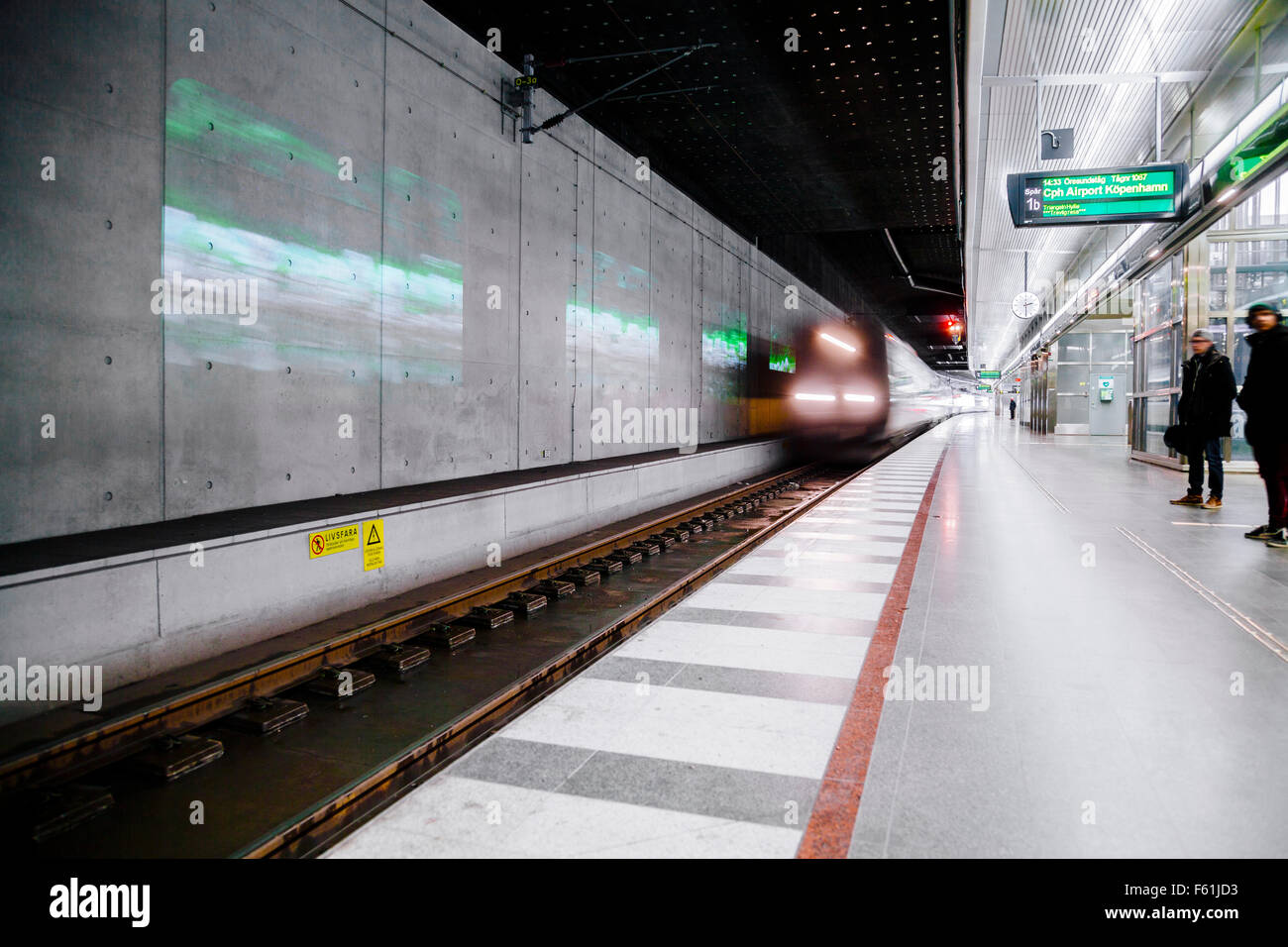 Train arriving at platform Stock Photo - Alamy