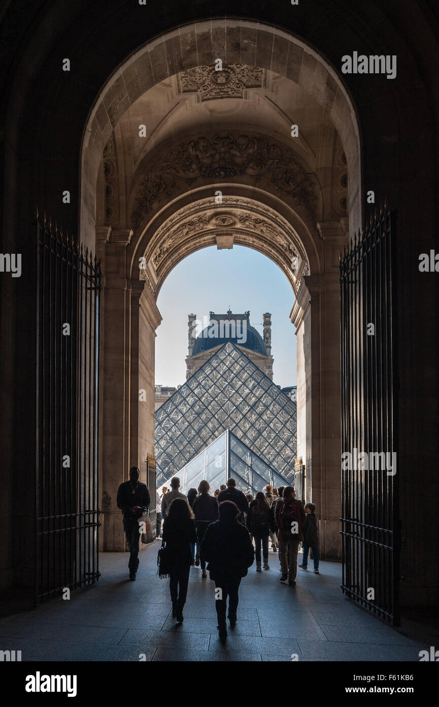 Le louvre hi-res stock photography and images - Alamy