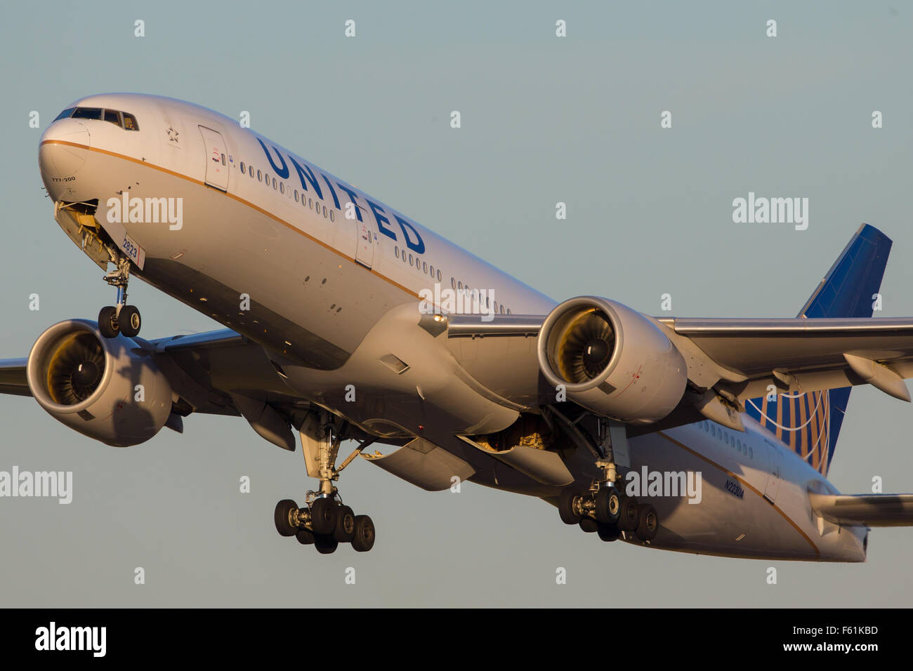 Boeing 777 photos hi-res stock photography and images - Alamy