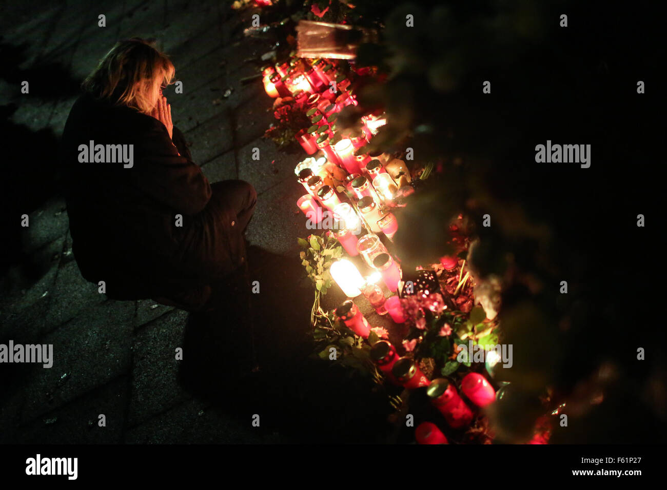 Hamburg, Germany. 10th Nov, 2015. A mourner cries outside the home of ...
