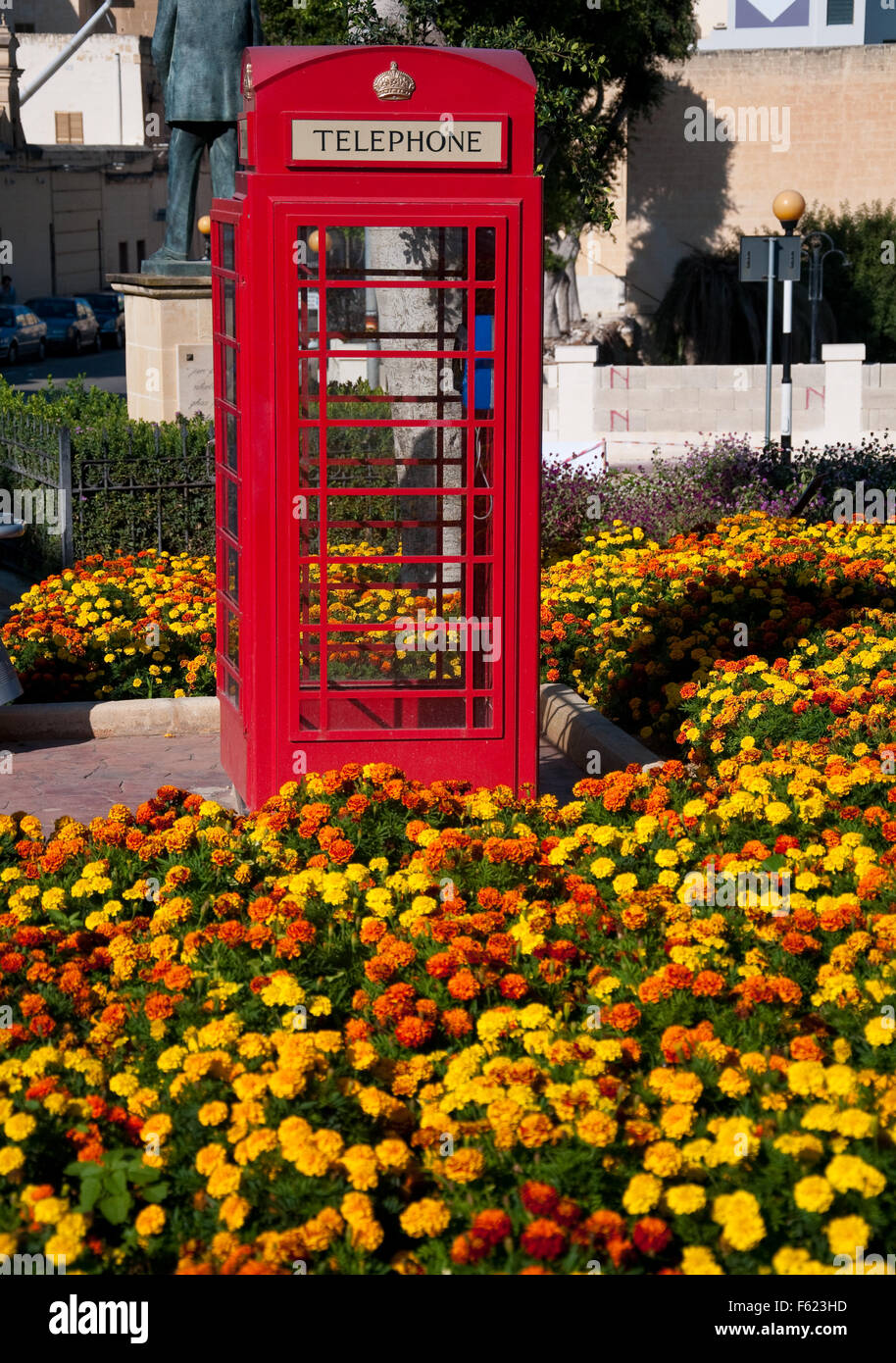 Traditional red english phonebox hi-res stock photography and images ...