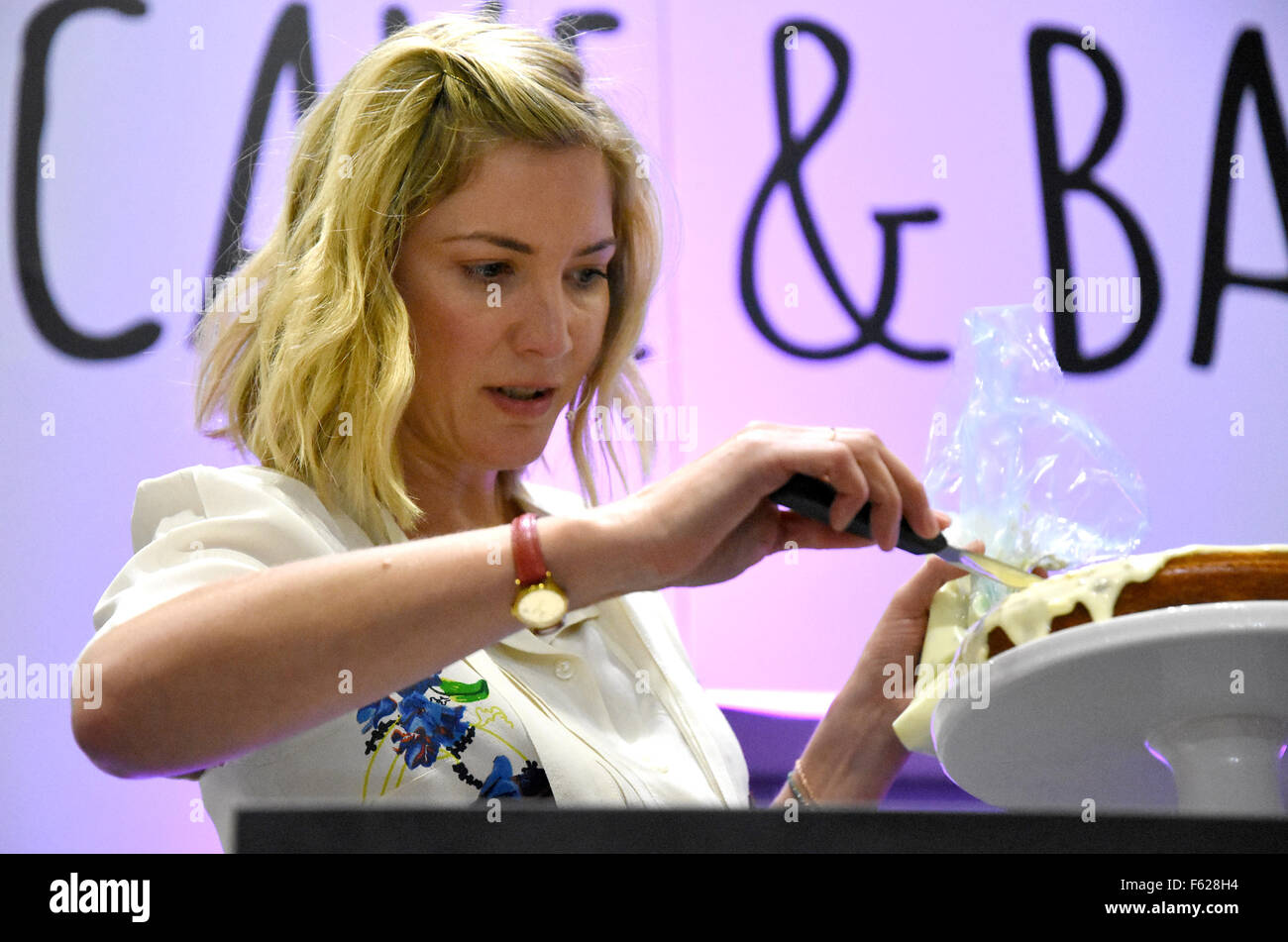 Actress lisa faulkner hi-res stock photography and images - Alamy