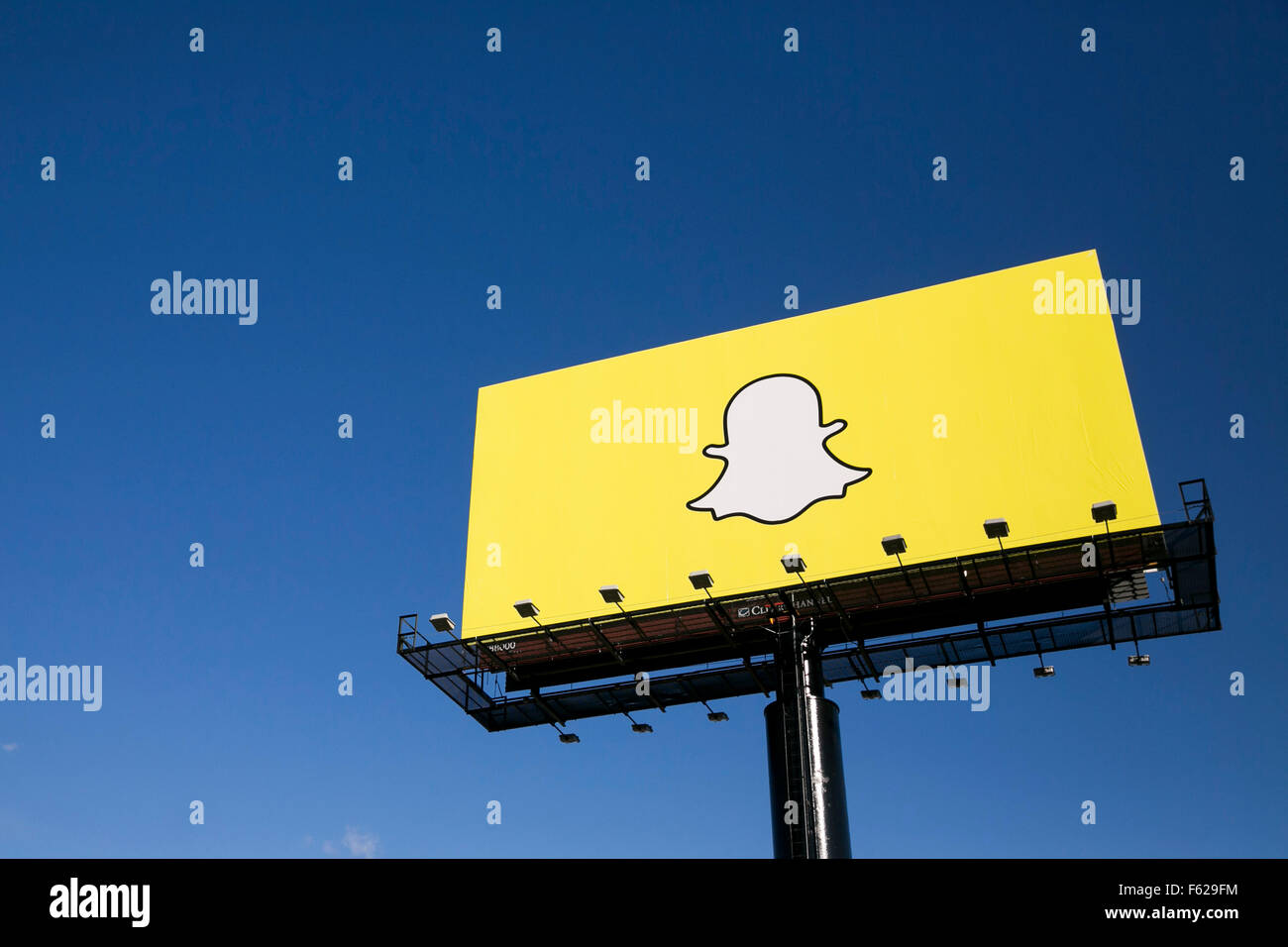 Snapchat logo hi-res stock photography and images - Alamy