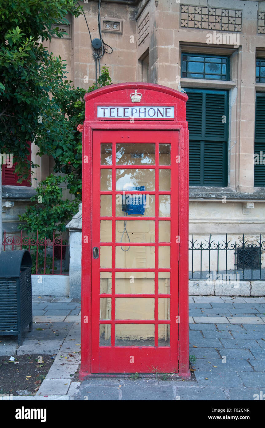 Traditional red english phonebox hi-res stock photography and images ...