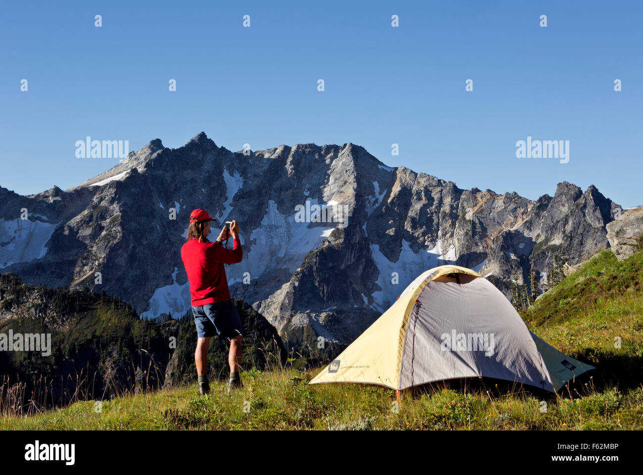 WA10926-00...WASHINGTON - Early morning photography at campsite on ...