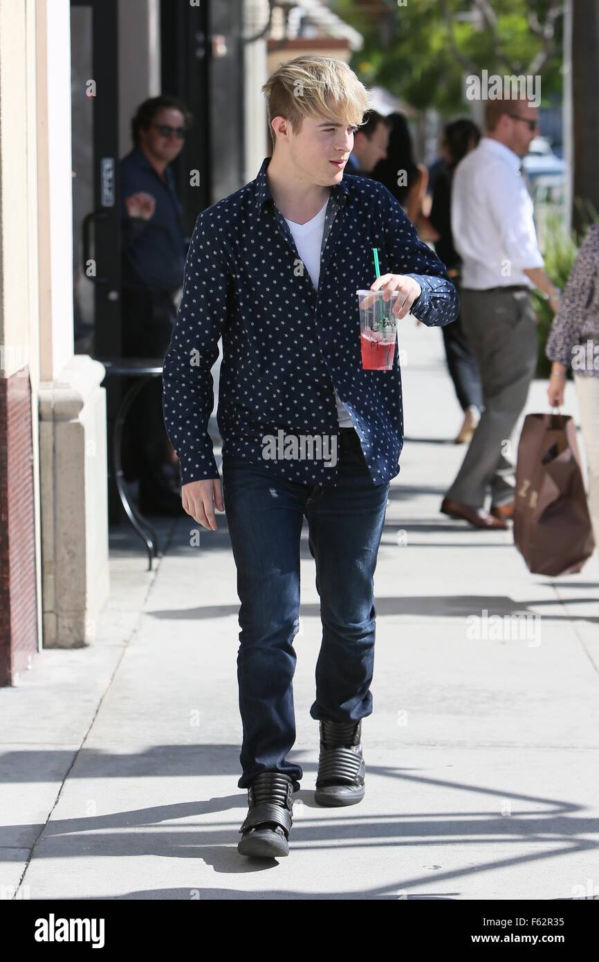 Jedward (John and Edward Grimes) spotted posing with fans at Starbucks ...