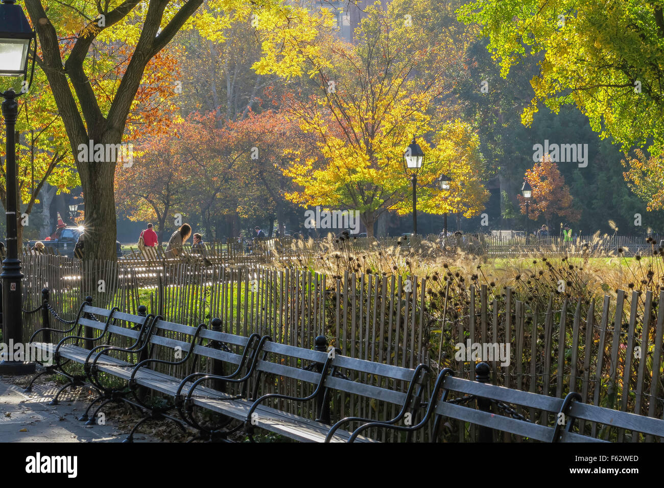 Park benches fall hi-res stock photography and images - Alamy