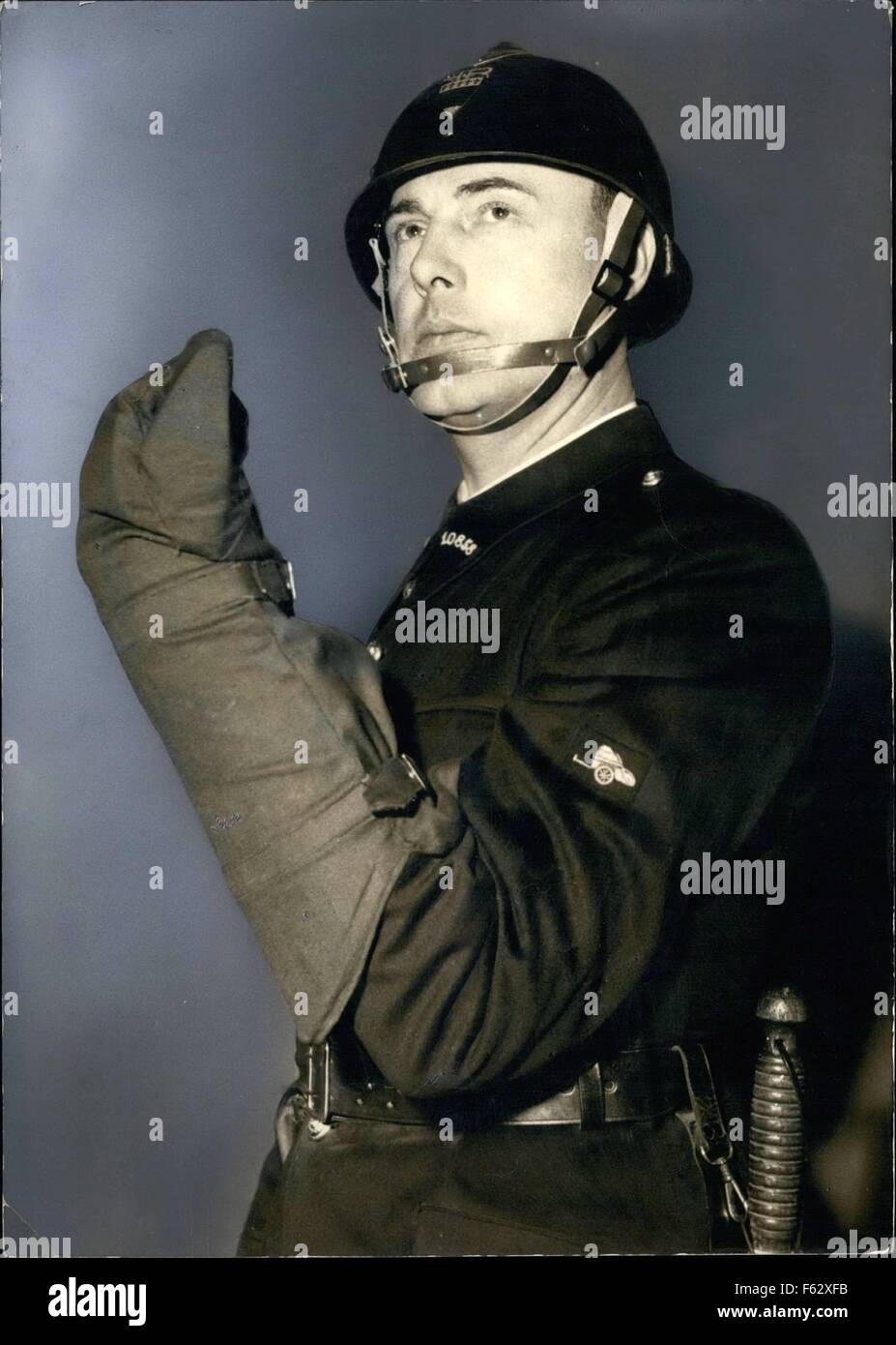 1957 - A new headpiece for Paris Police For days of public display the ...