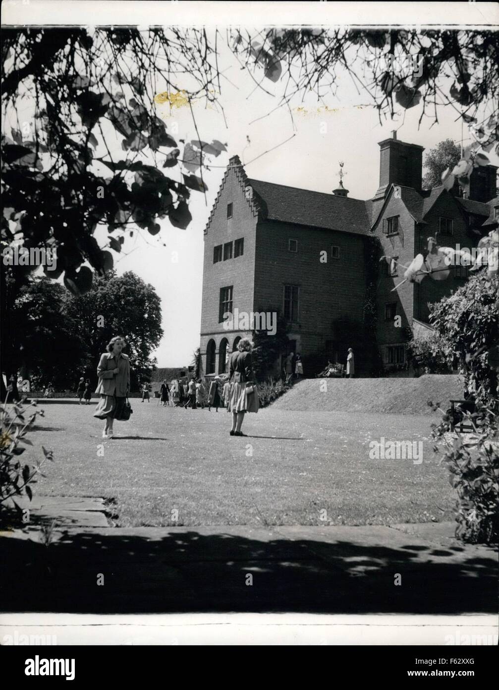 1962 - Grounds of Chartwell Are Opened To The Public. Thousands of ...