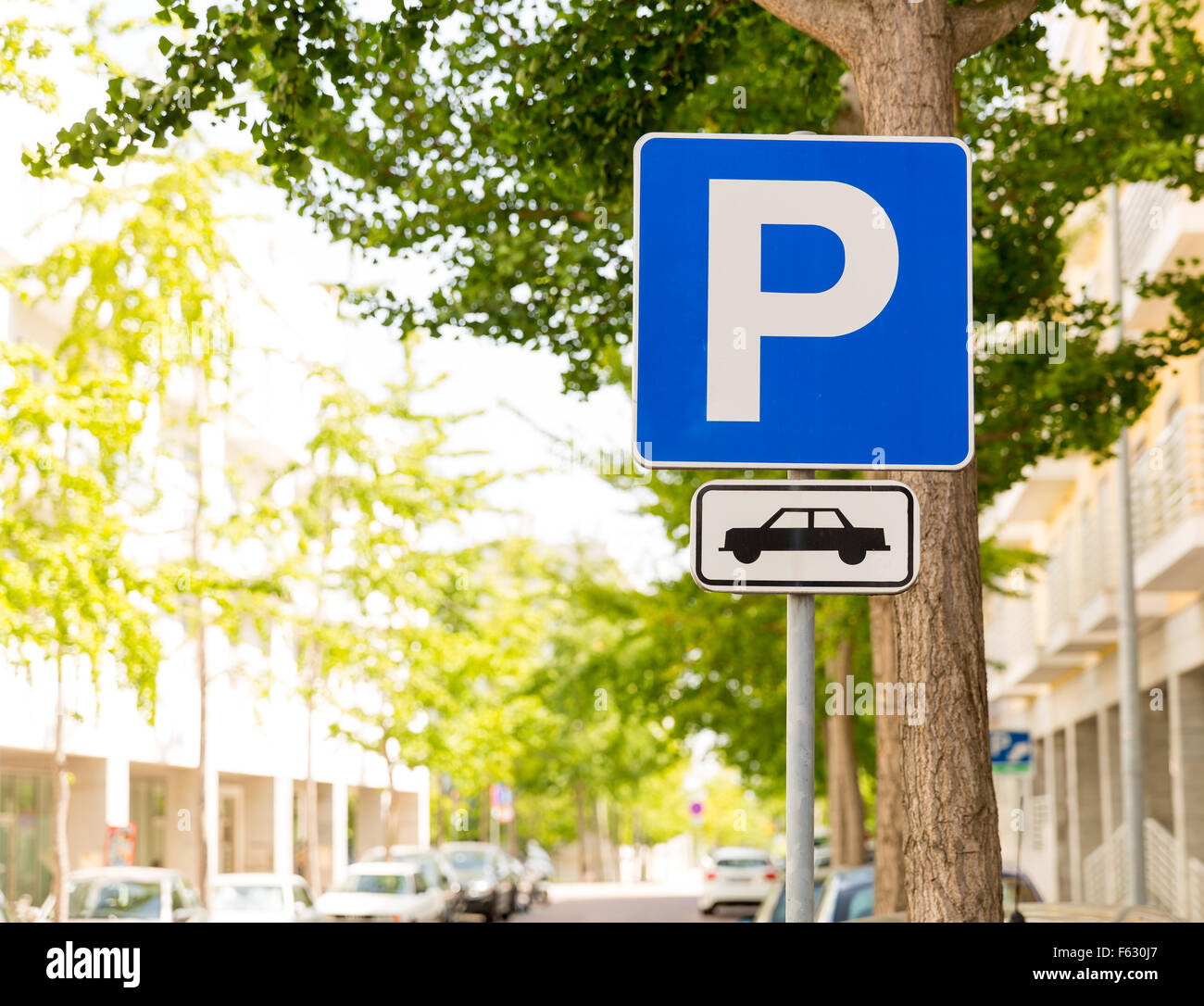 Parking zone sign on the street Stock Photo - Alamy