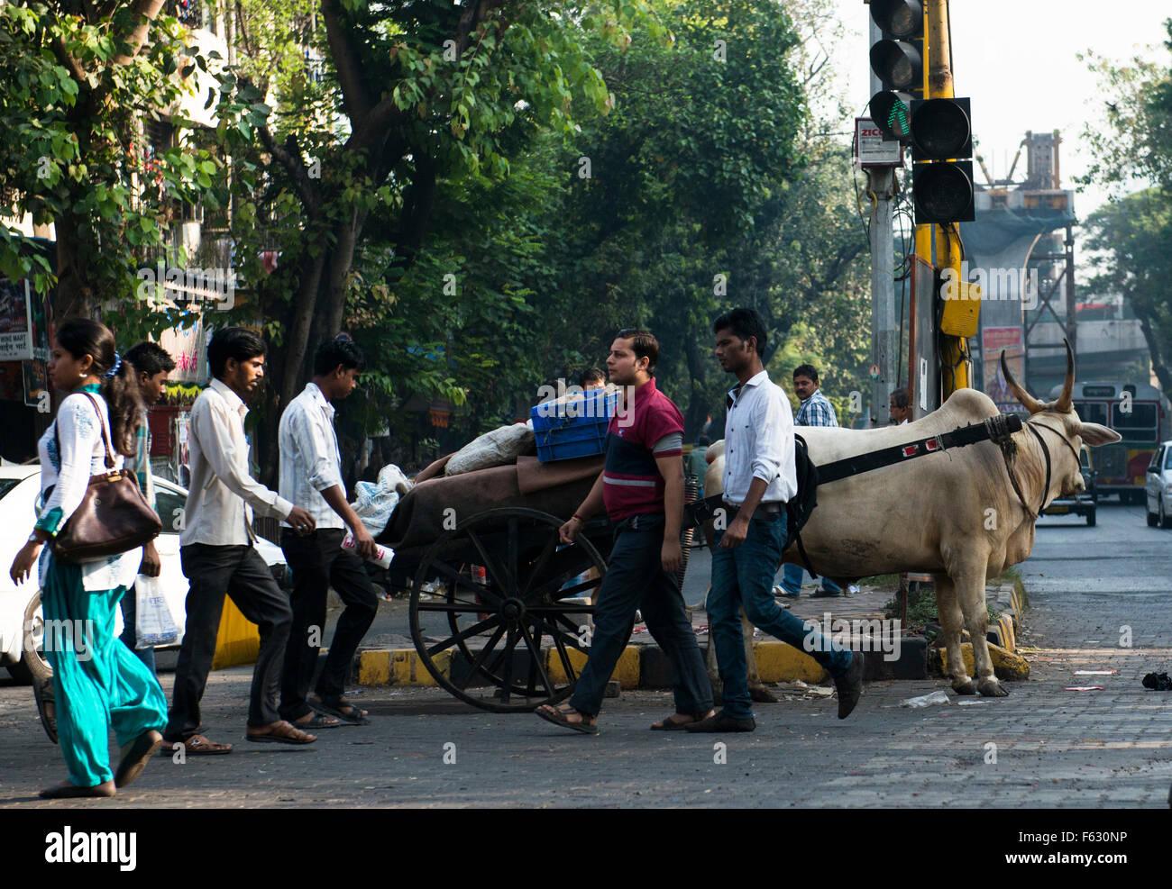 Daily life in the streets of Mumbai Stock Photo - Alamy