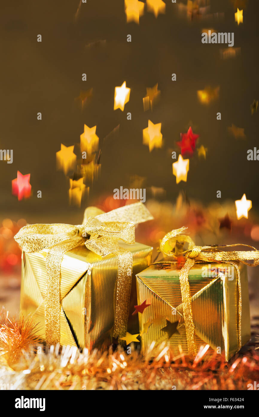 Gold stars falling hi-res stock photography and images - Alamy
