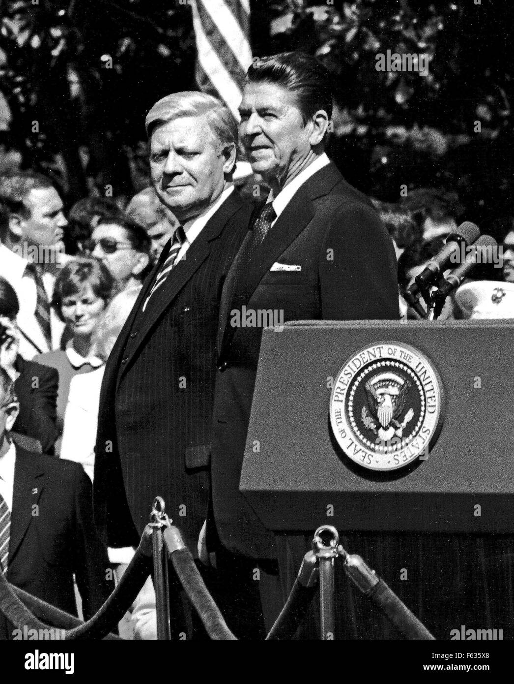 United States President Ronald Reagan welcomes Chancellor Helmut ...