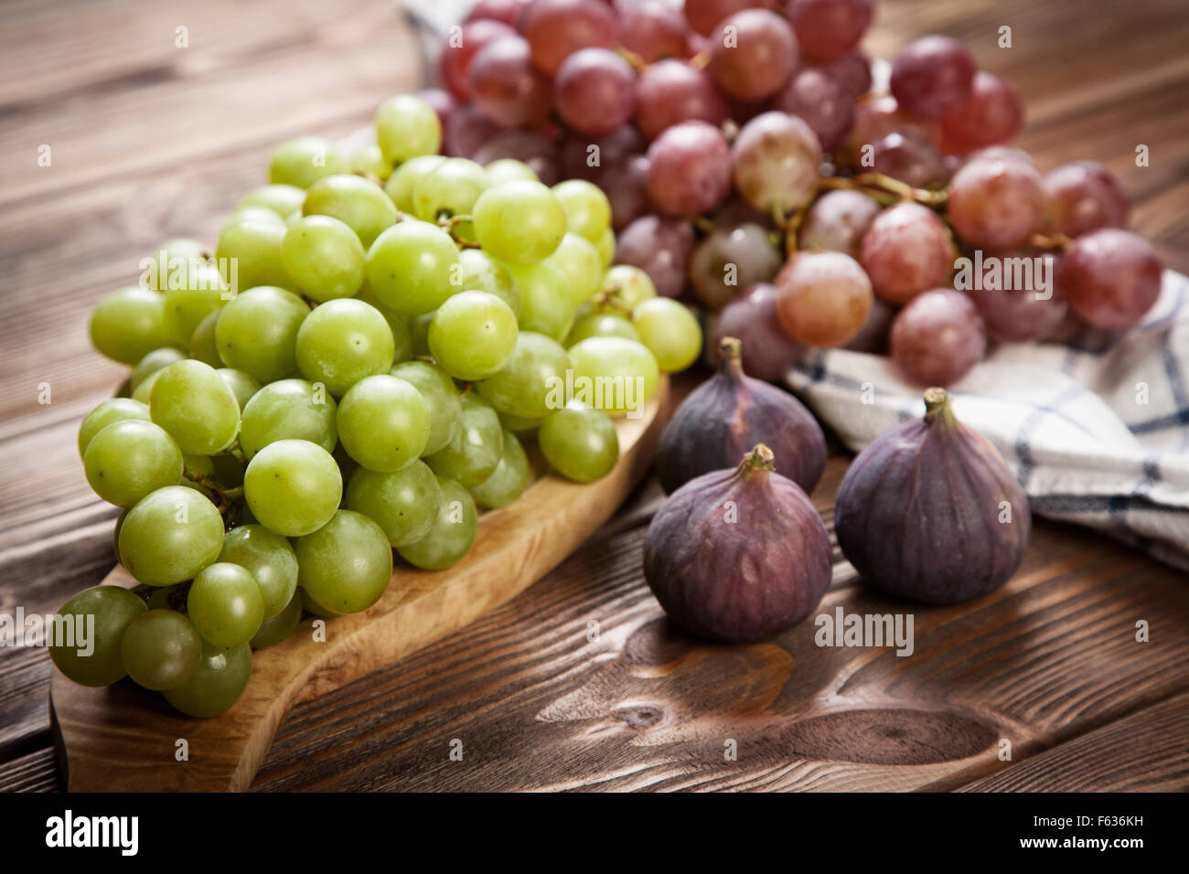 Delicious grapes on a kitchen table Stock Photo - Alamy