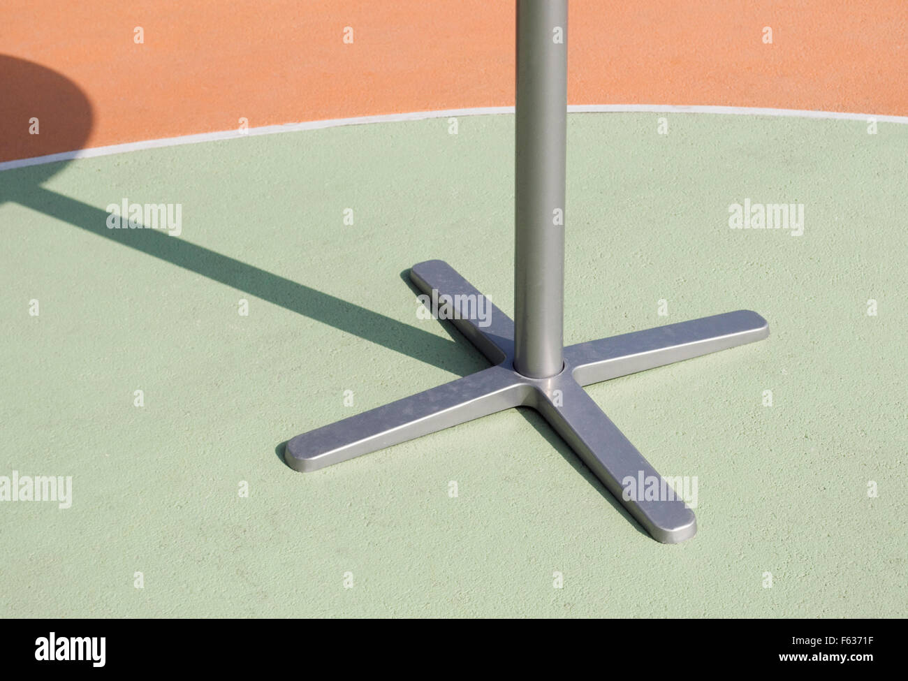 round bar table base Stock Photo - Alamy