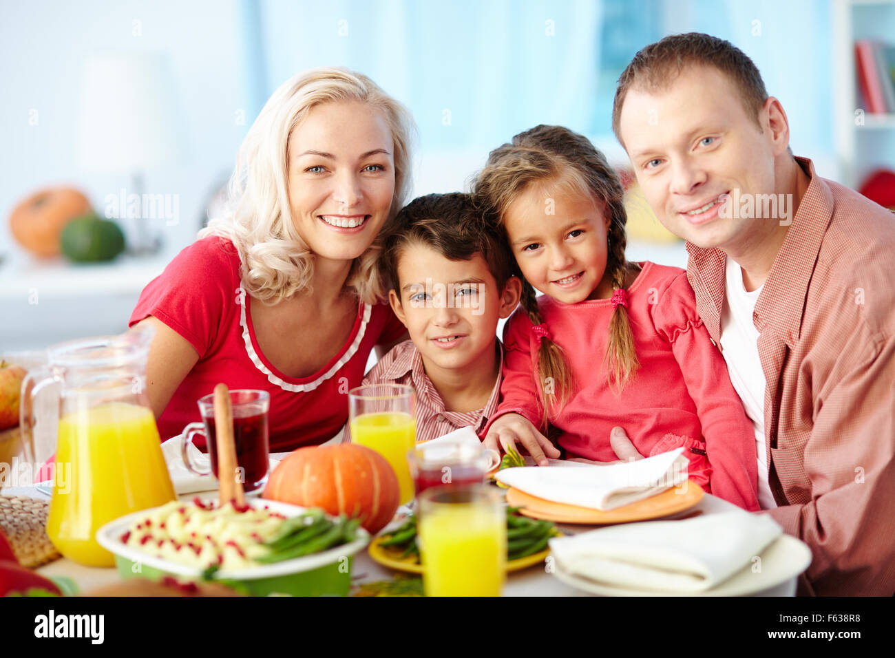 Family sharing meals hi-res stock photography and images - Alamy