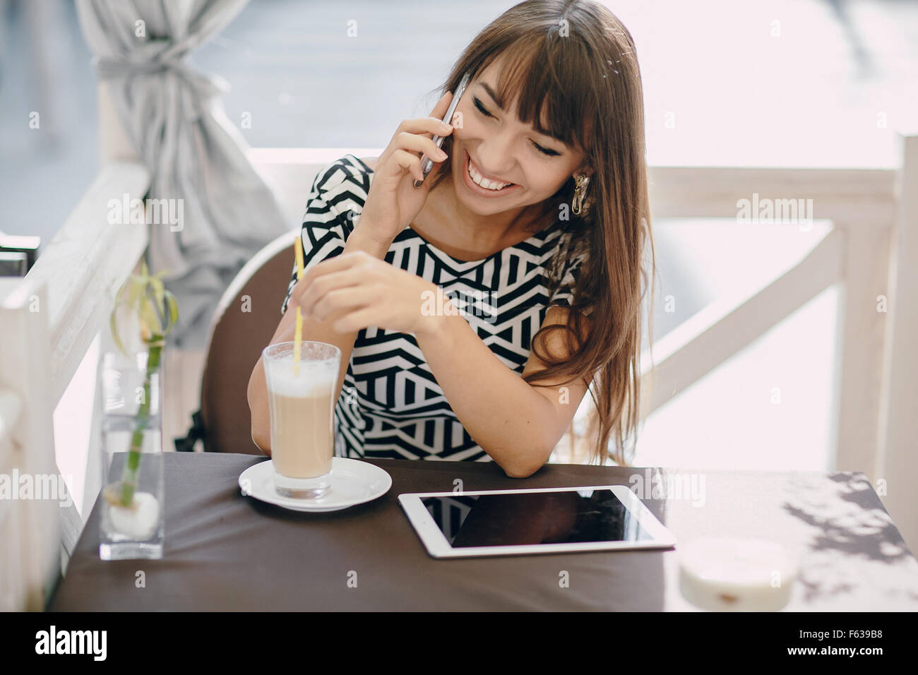 girl with phone Stock Photo - Alamy