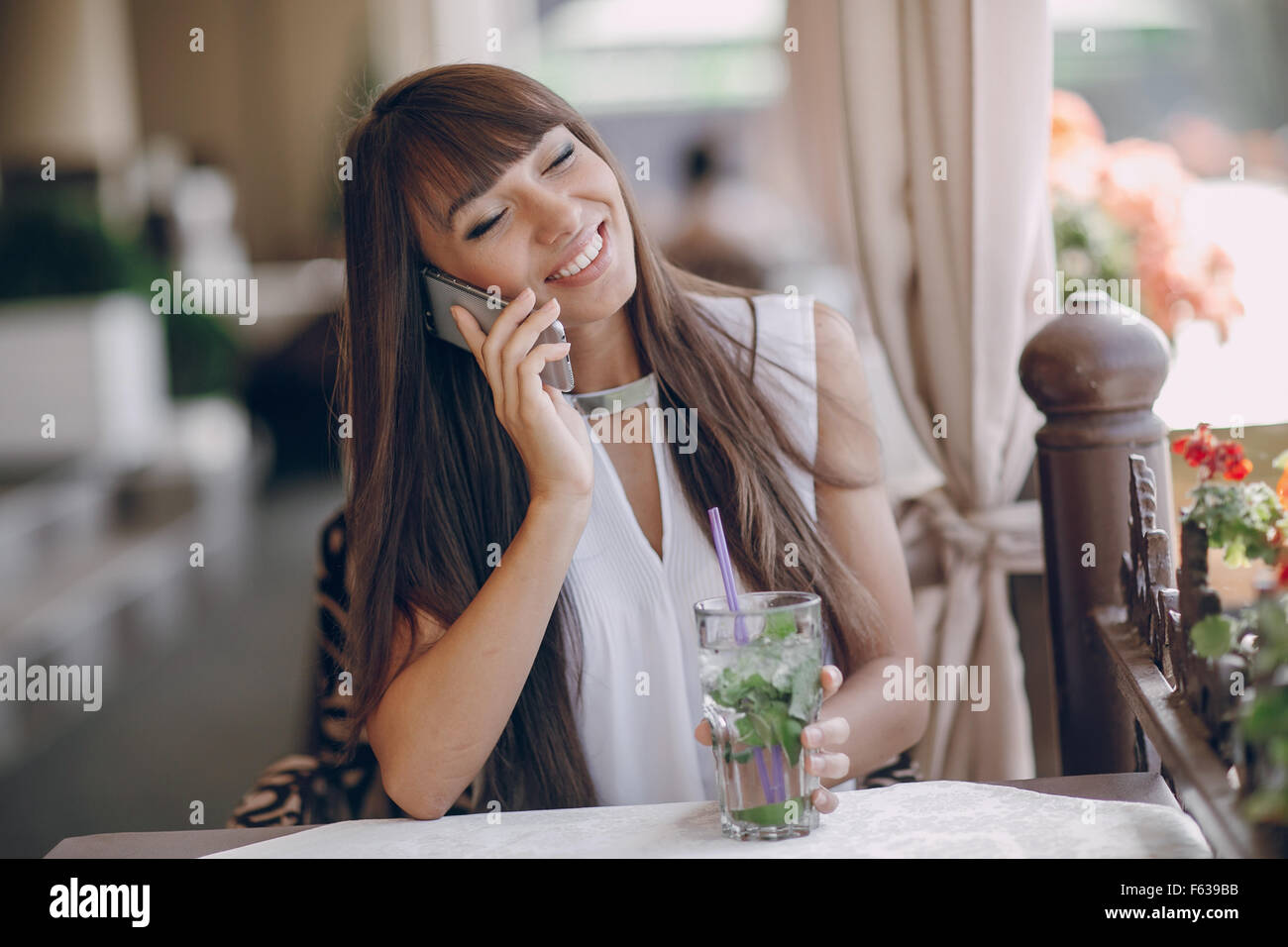 girl with phone Stock Photo - Alamy