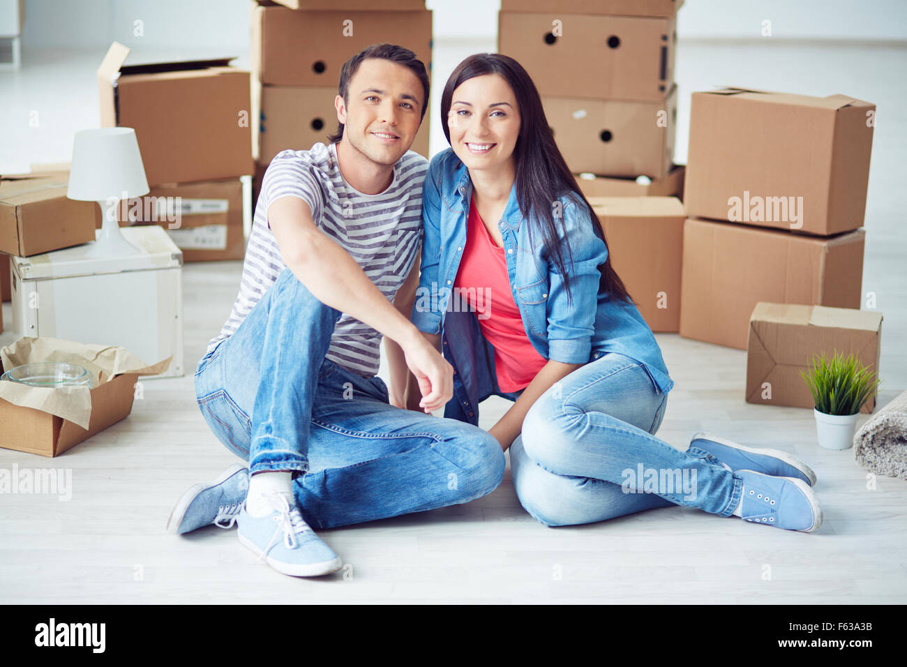 Portrait of young happy couple moving in new home Stock Photo - Alamy