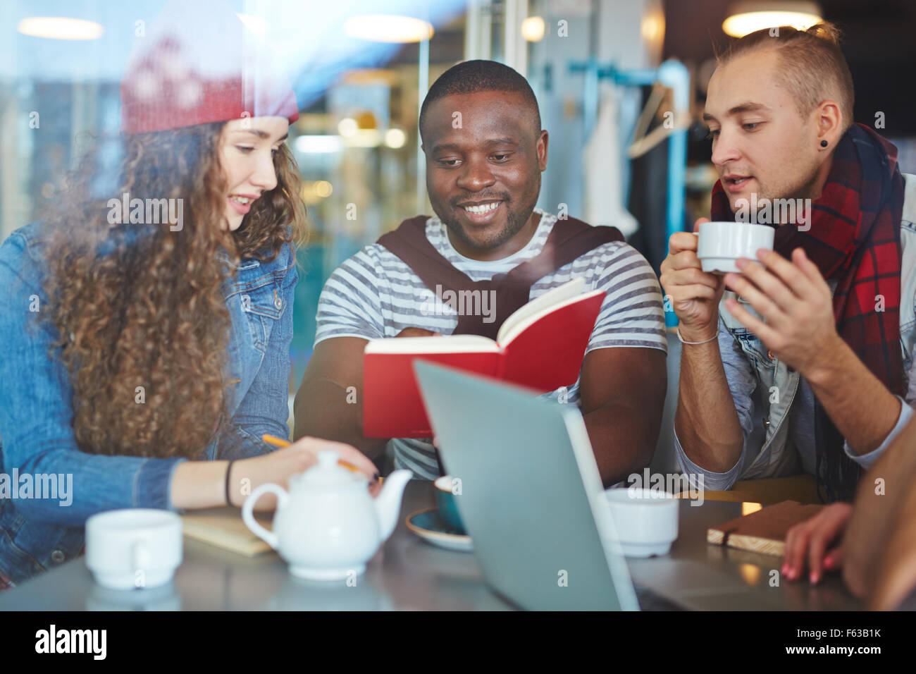 College friends discussing notes while having coffee in cafe Stock ...