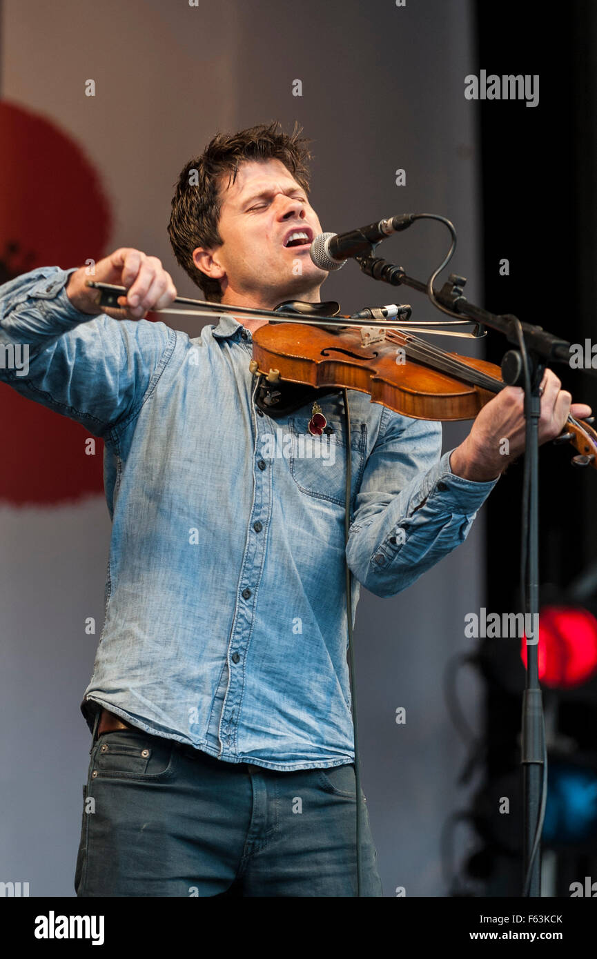 Folk musician violinist live on stage hi-res stock photography and ...