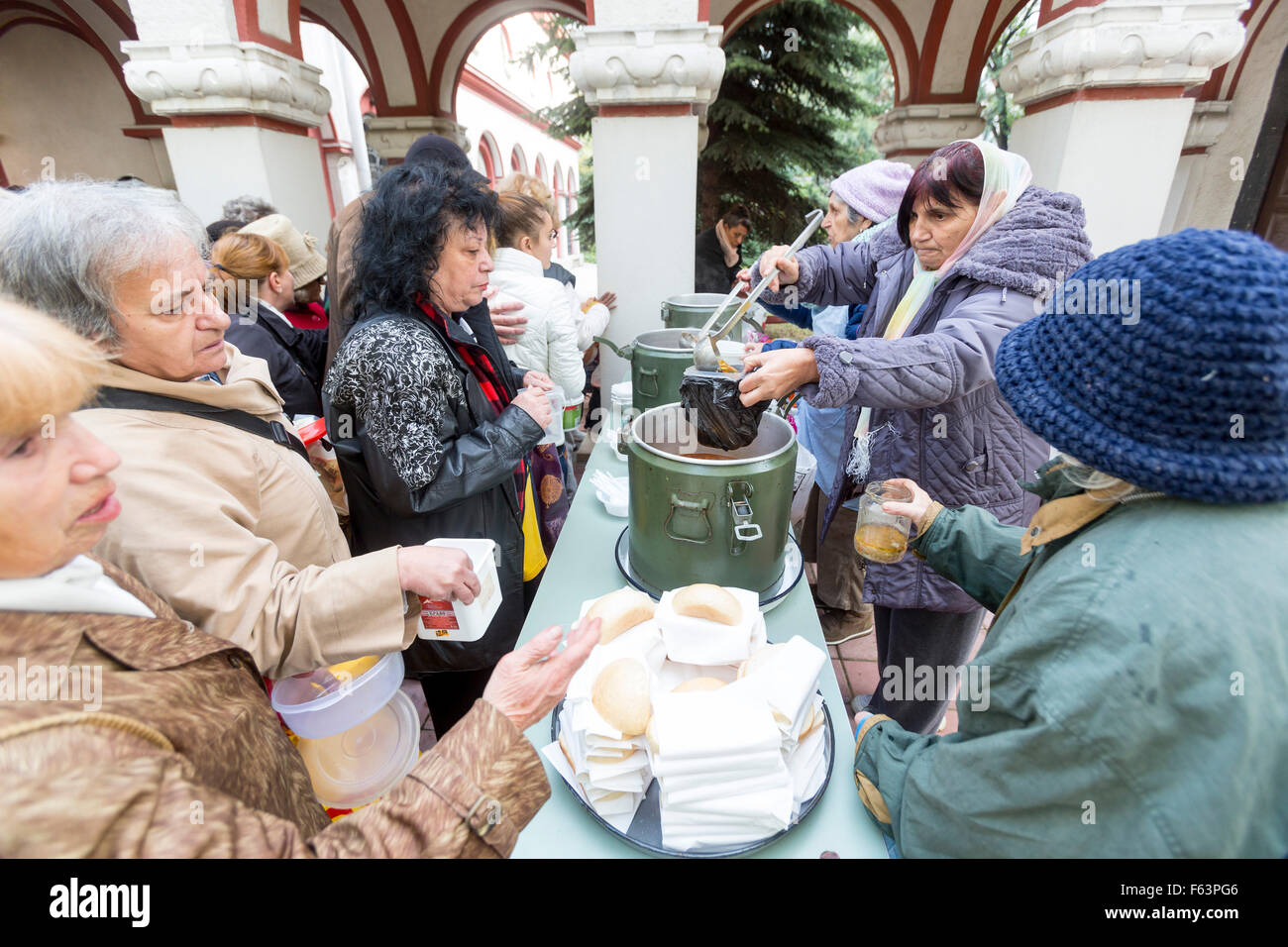 Giving food to poor hi-res stock photography and images - Alamy