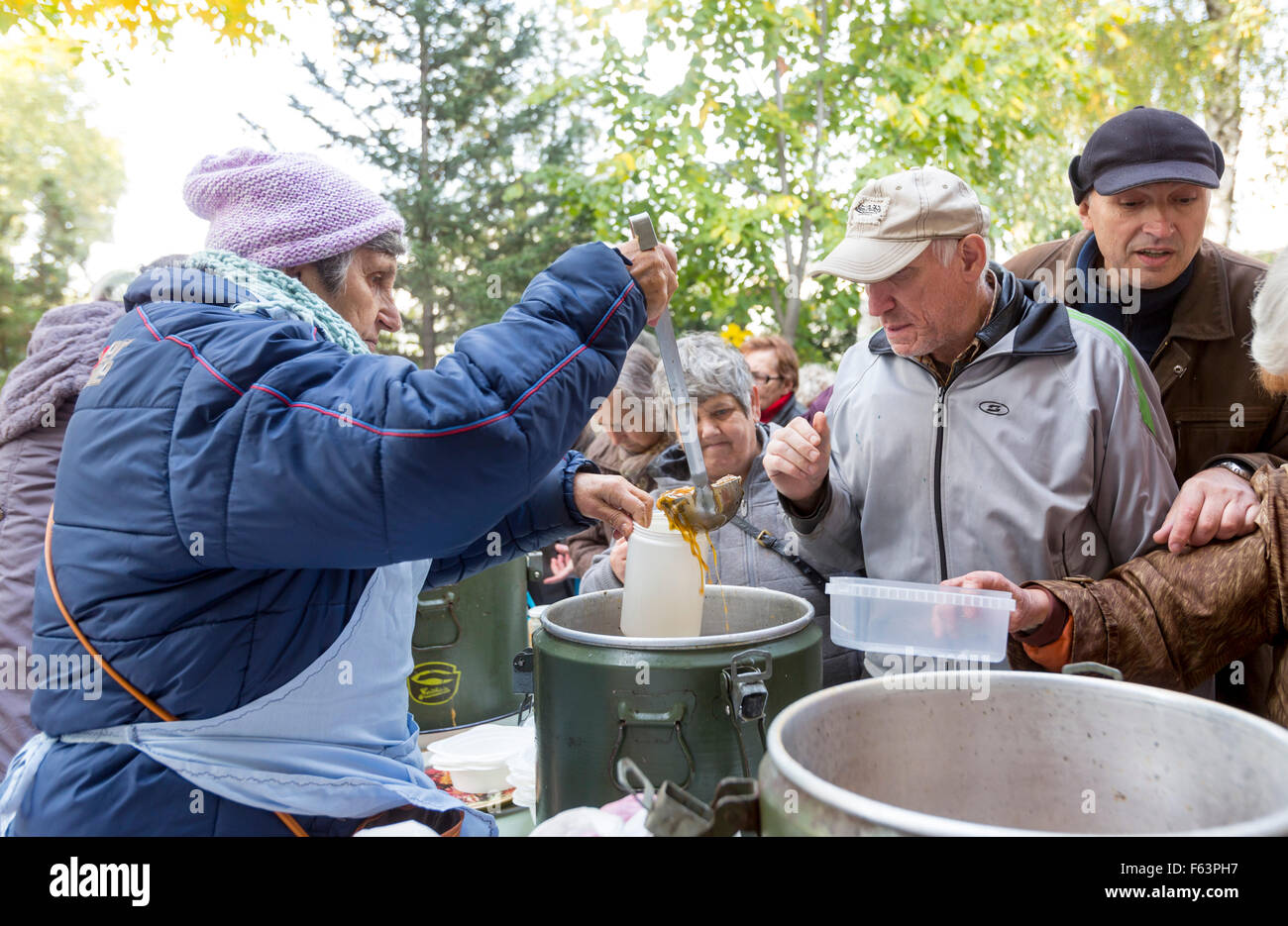 Giving food to poor hi-res stock photography and images - Alamy