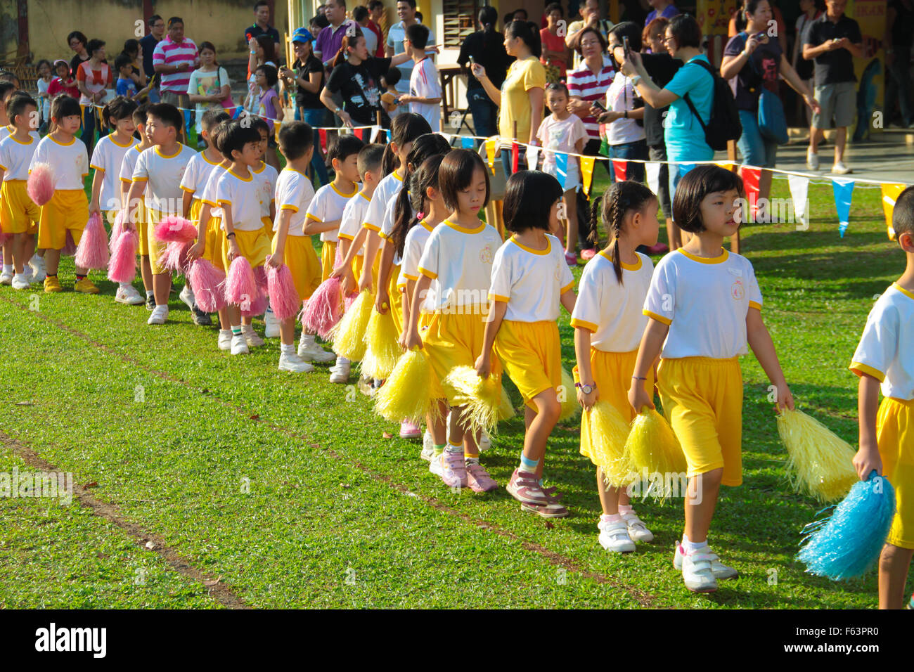 Teacher student line outdoor hi-res stock photography and images - Alamy