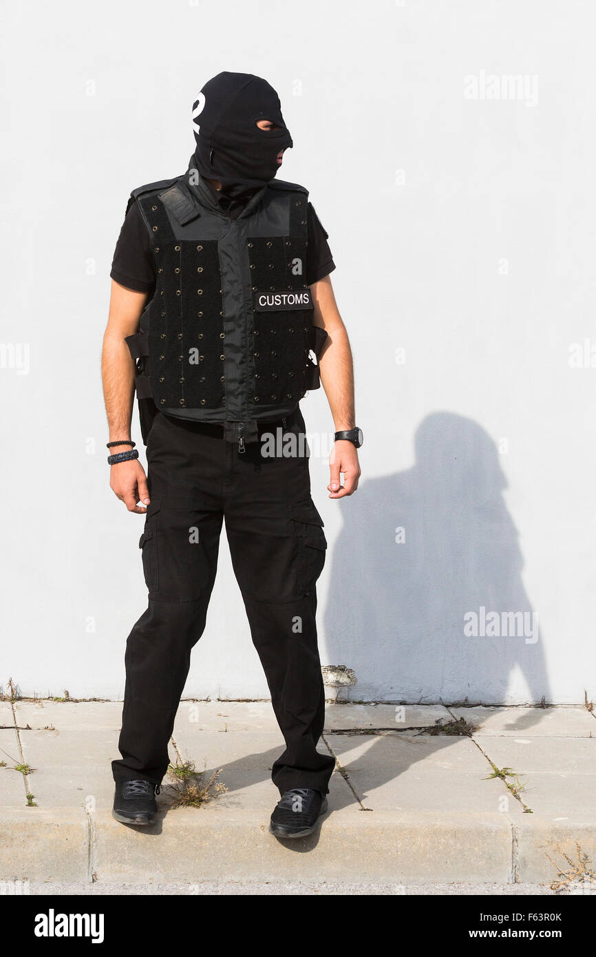 Customs officer airport hi-res stock photography and images - Alamy