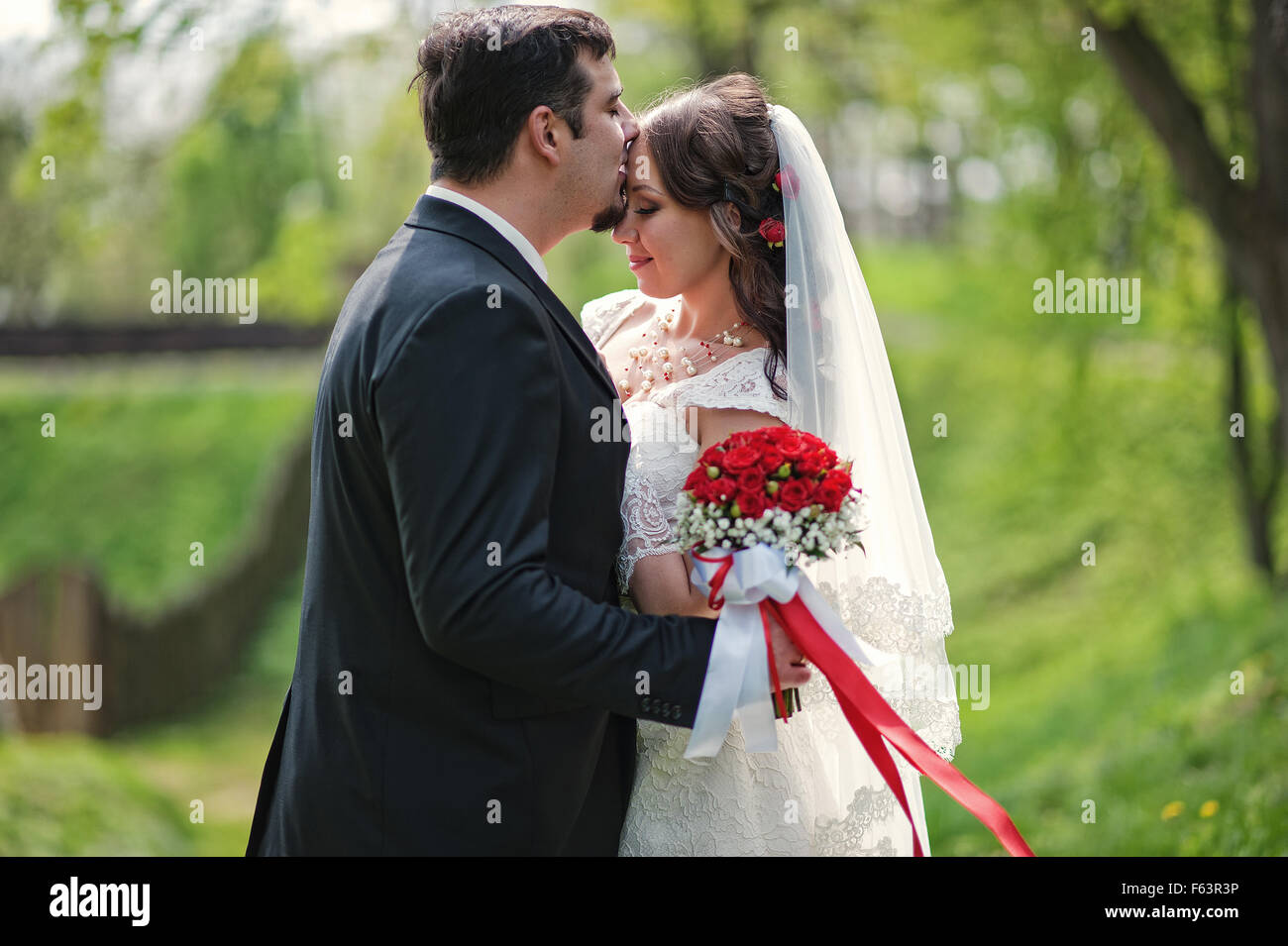 wedding couple, kisses on the forehead Stock Photo - Alamy