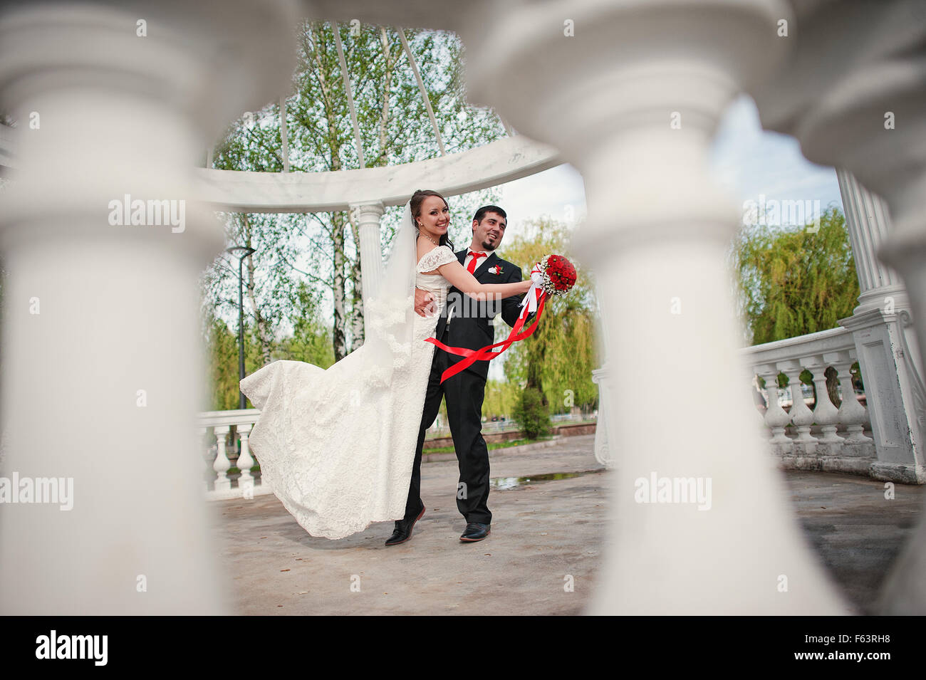 wedding couple under the arch Stock Photo - Alamy