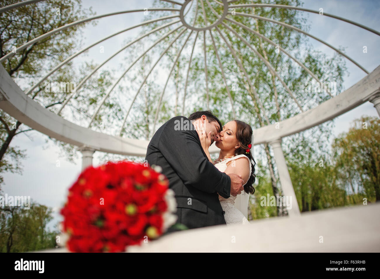 wedding couple under the arch Stock Photo - Alamy
