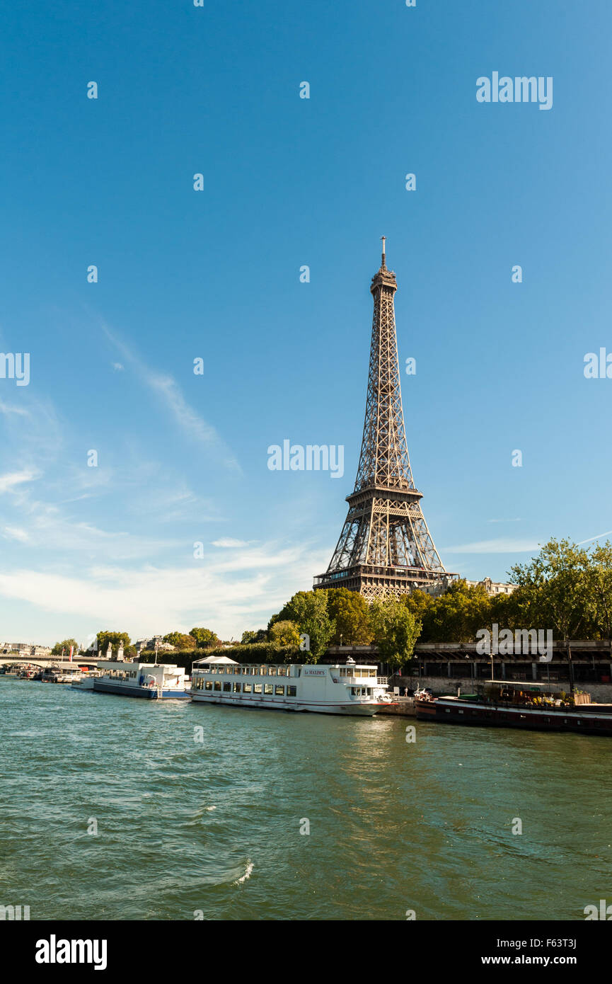 France, Paris, tour eiffel seen from the Seine river Stock Photo - Alamy