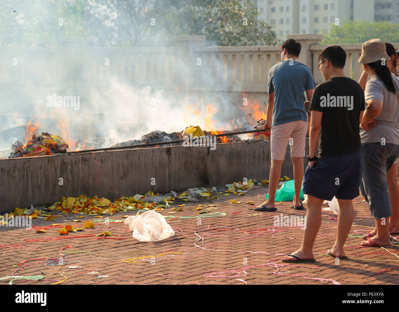Chinese burning paper funeral hi-res stock photography and images - Alamy