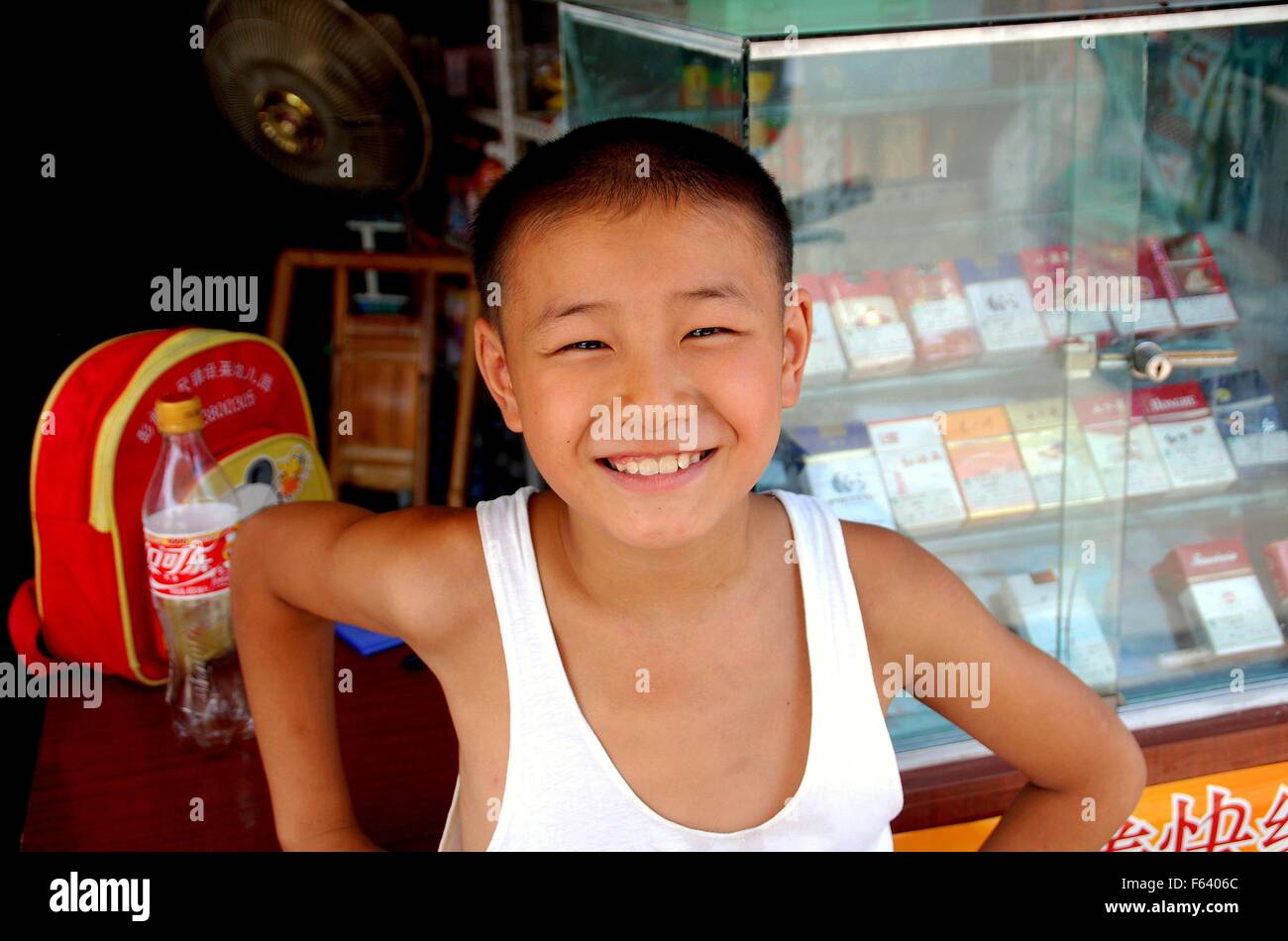 China cigarettes shop hi-res stock photography and images - Alamy