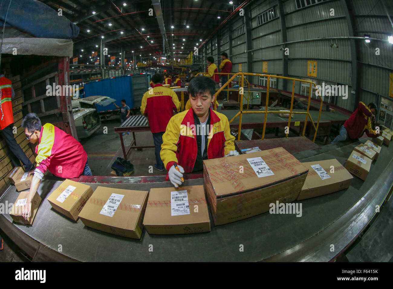 Package Sorting Stock Photos & Package Sorting Stock Images - Alamy